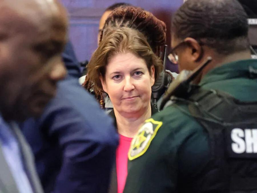 Florida woman accused of zipping boyfriend in suitcase and leaving him ...