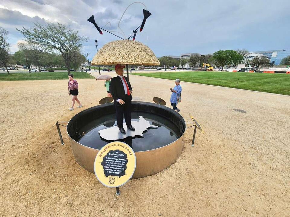 New sculpture of Trump with his ‘Golden Dome’ is up at National Mall ...