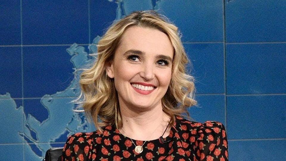 ‘SNL’ Star Chloe Fineman Under Fire For Bizarre Story About ‘Pantsing ...