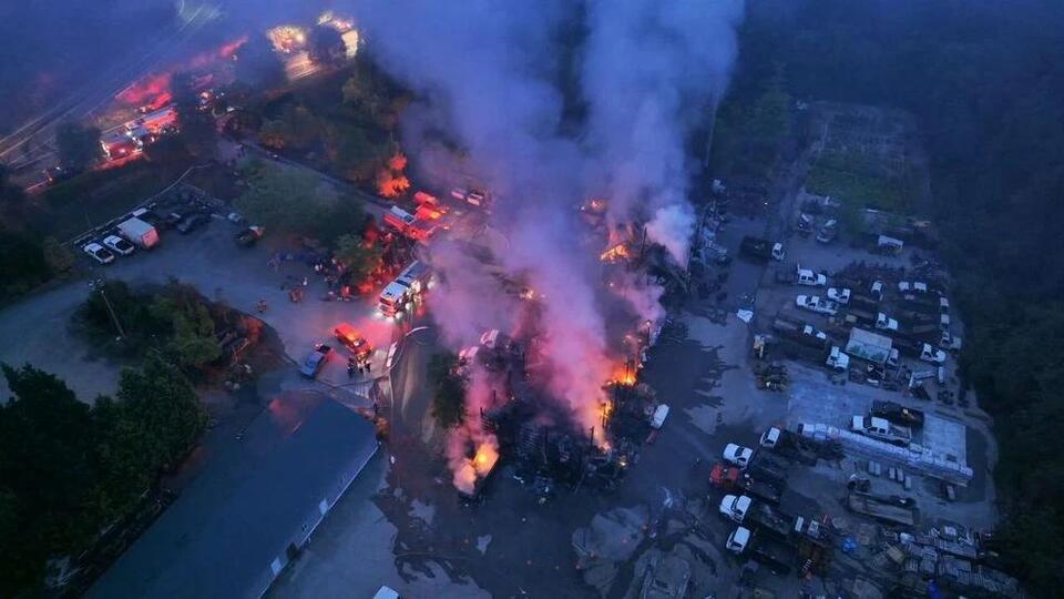 15 cars, 2 buildings destroyed in 2-alarm fire at Redmond landscaping ...