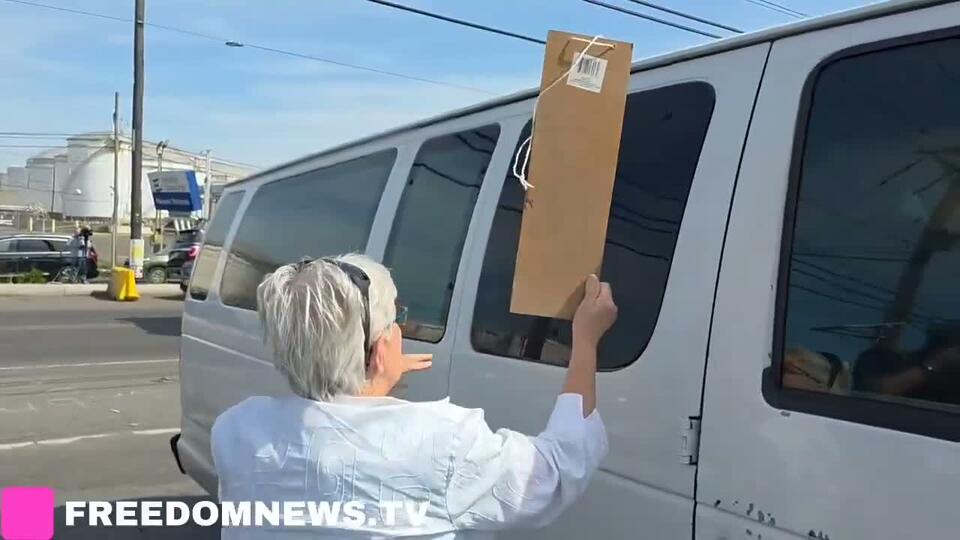 Democrats BLOCK a van with ICE detainees from entering the facility in ...