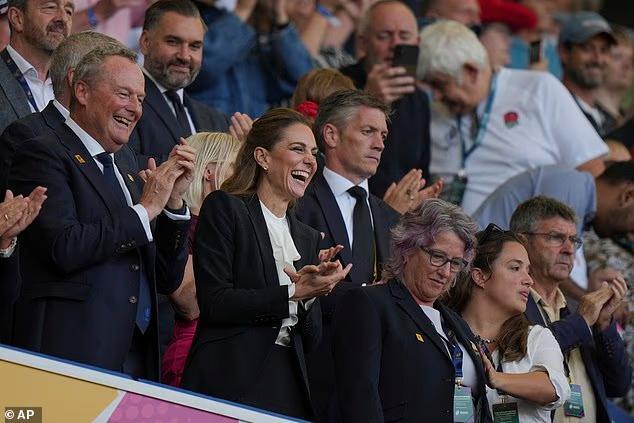 Kate shows off her blonde locks as she cheers on England at the Women's ...
