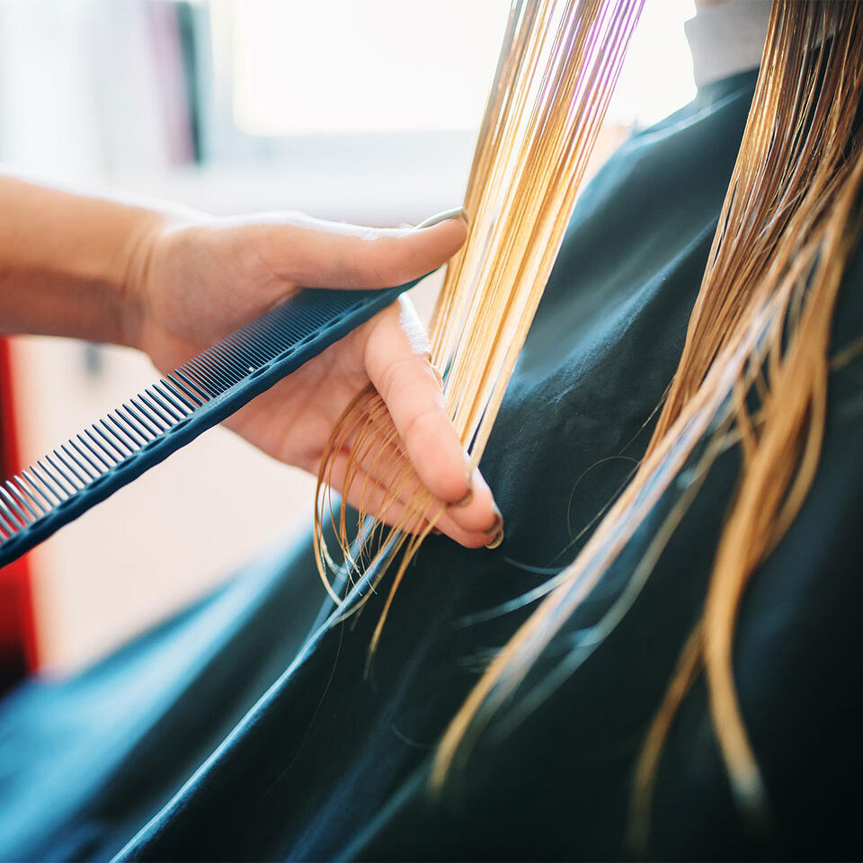 Stylists Share The 3 'Best Hairdos' For Women Over 40 With Thinning ...