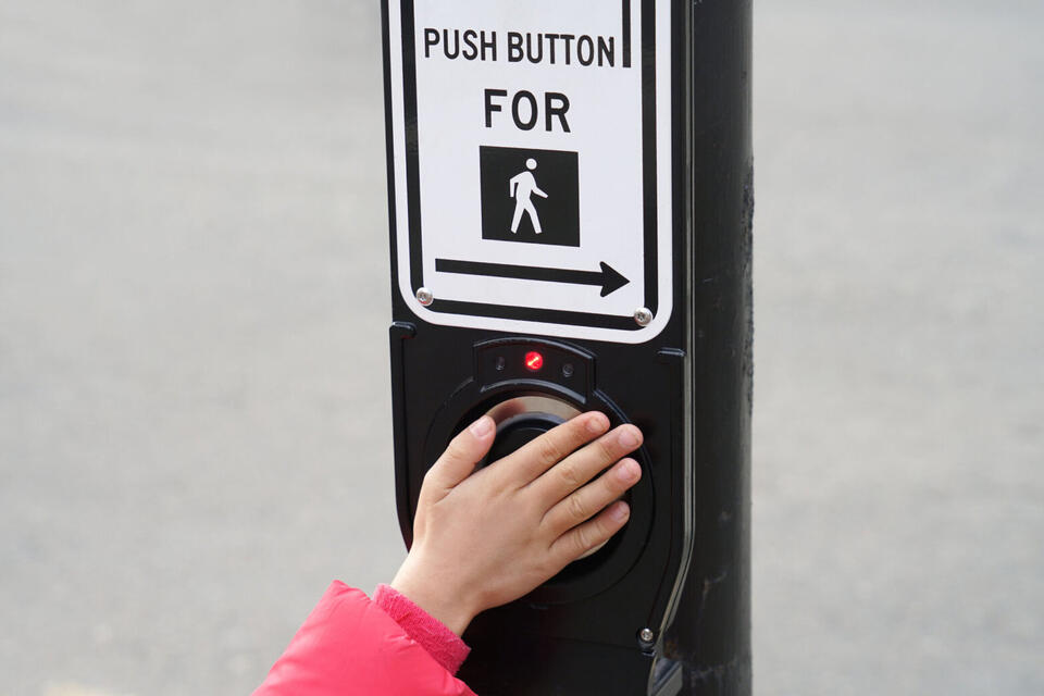 What’s the best way to cross the street? Study shows pedestrians have a ...