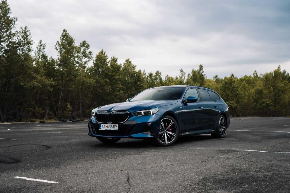 BMW 520d Touring G61 Poses With Phytonic Blue Paint - NewsBreak