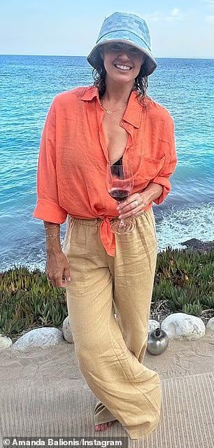 Amanda Balionis sends fans wild with bikini-clad selfie as she prepares ...