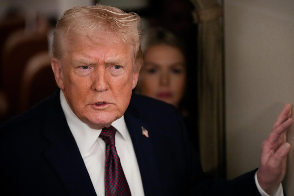 Trump Struggles To Come Up With ‘Alzheimer’s’ To Describe Father’s ...