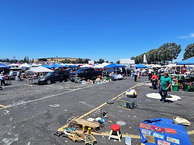 The Enormous Flea Market In California That Locals Say Is Almost Too ...