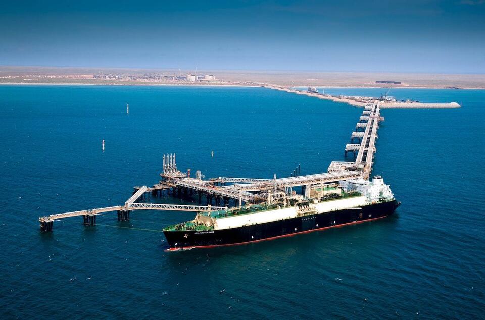 Australia Ships LNG 16,000 Miles to Canada as Asia Demand Slumps ...