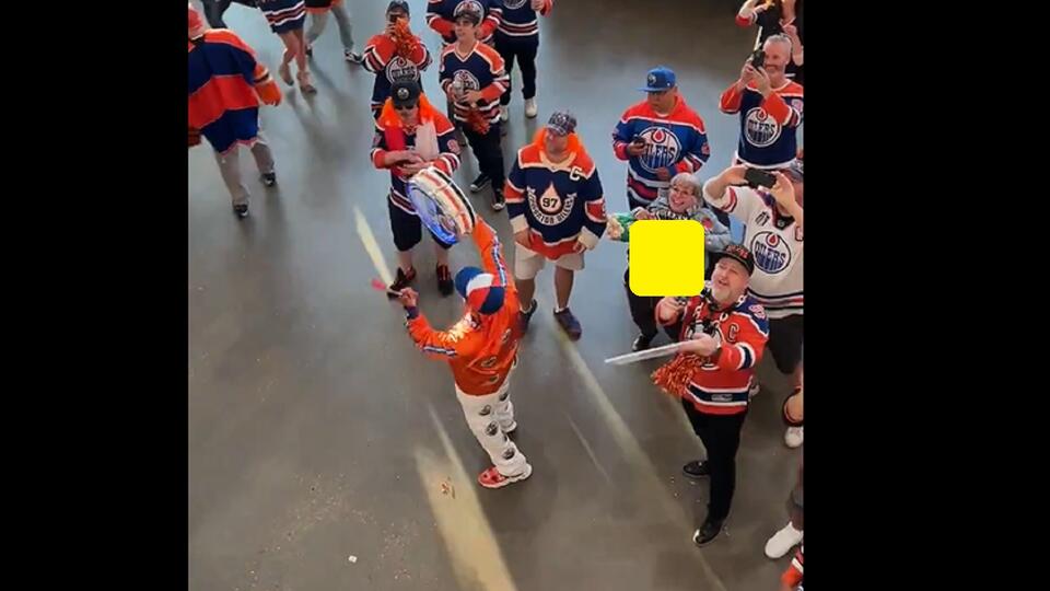 Another Oilers fan flashed the crowd at playoff game - NewsBreak