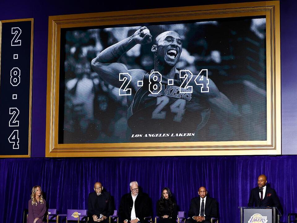 Kobe Bryant's 2000 NBA championship ring, originally gifted to his ...