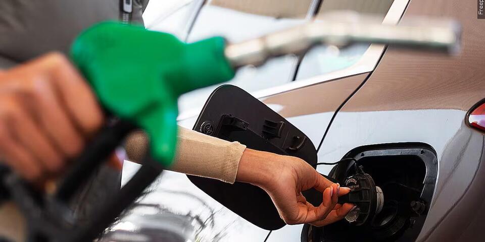 Outlook predicts average national gas price to fall below $3/gallon for ...