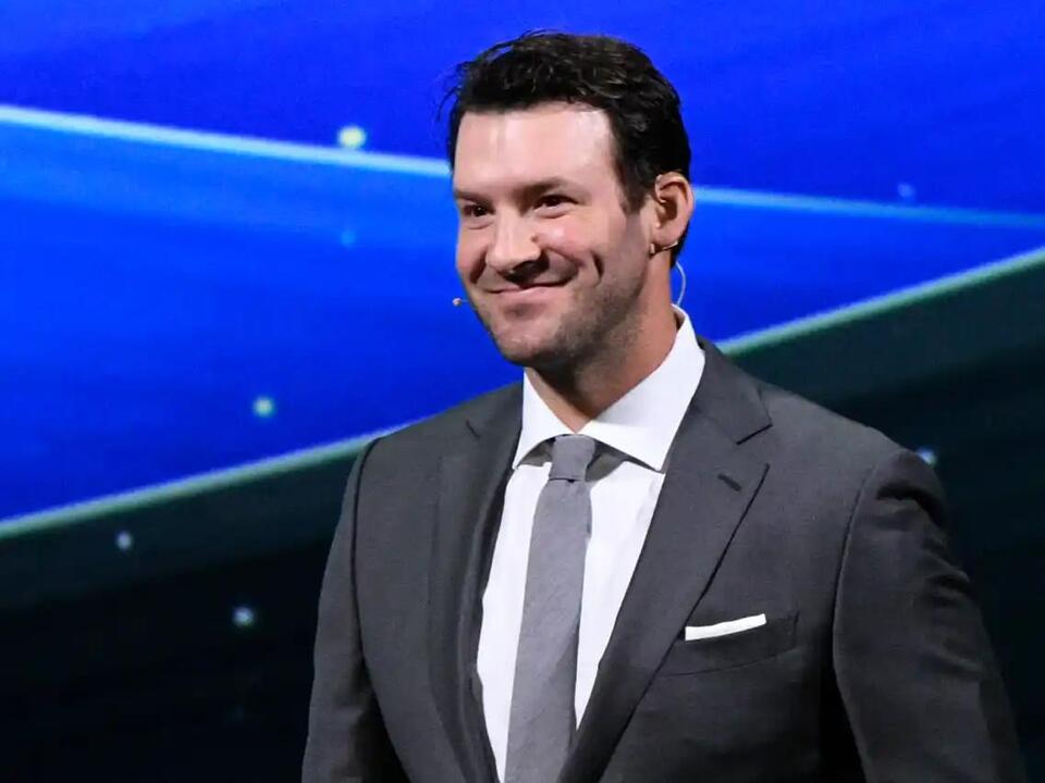 CBS live feed suffers major TV glitch as Tony Romo admits to ...