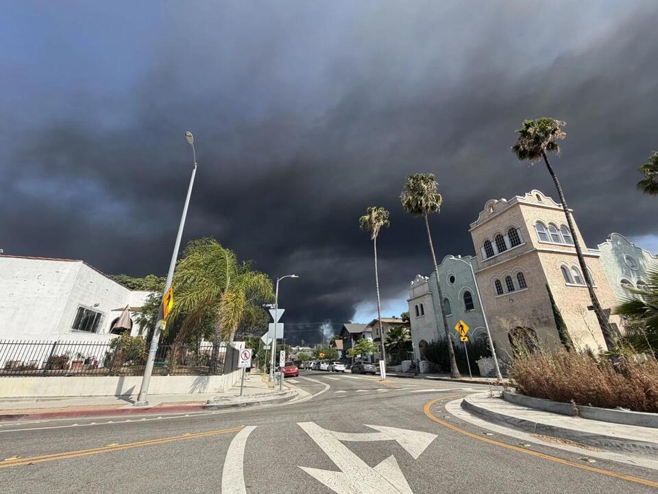 Massive fire breaks out at Boyle Heights commercial building, LAFD ...