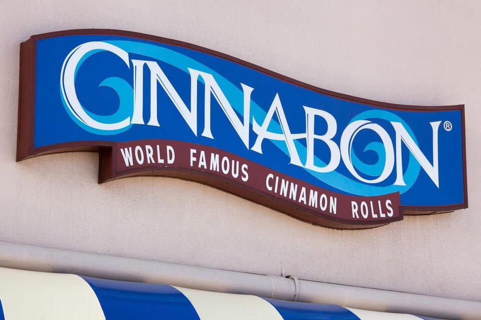 Cinnabon Fires Worker After Viral Video Of Her Harassing Somali Couple