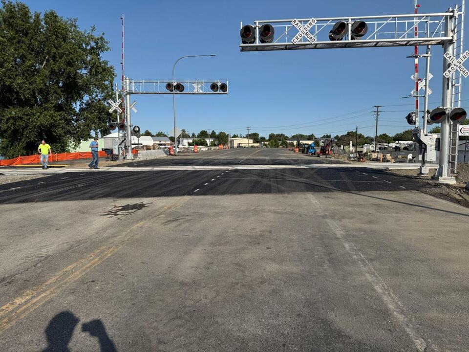 SR 240 railroad crossing in Benton County officially open - NewsBreak