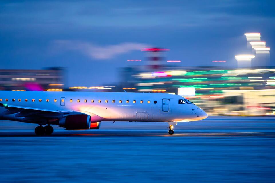 Commuter Flight Veers Off Runway In Dramatic Roanoke, VA, Landing ...