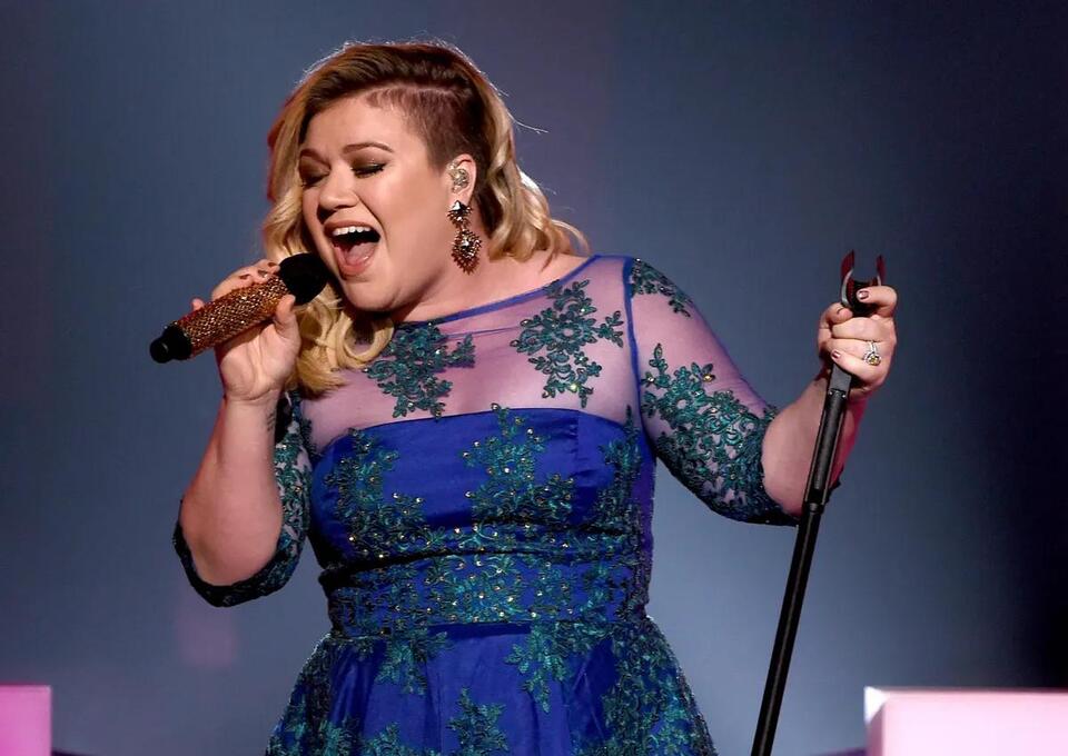 Kelly Clarkson Celebrates 44th Birthday as Her Transformation from 203 ...