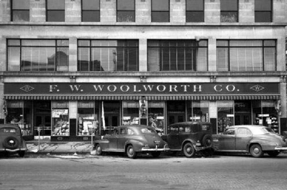1939: A Look Back Inside the Old Woolworth 5&10 Store: Lansing ...