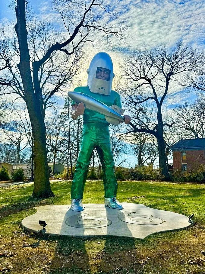 This Quirky 30-Foot-Tall Space Giant In Illinois Will Make You Do A ...