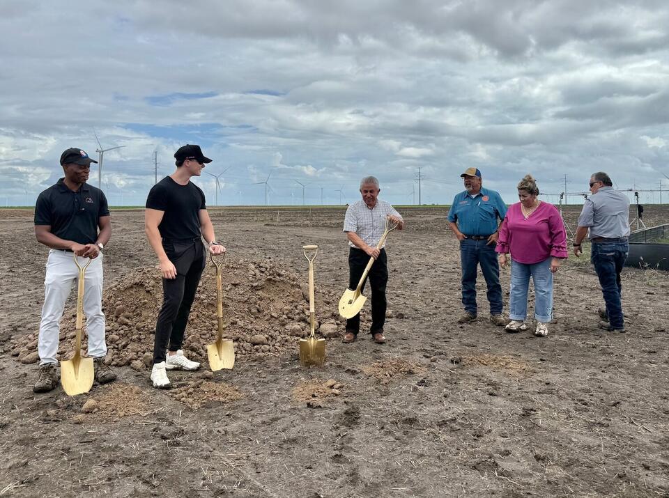 Willacy County wind farm to power massive new data hub for AI and ...