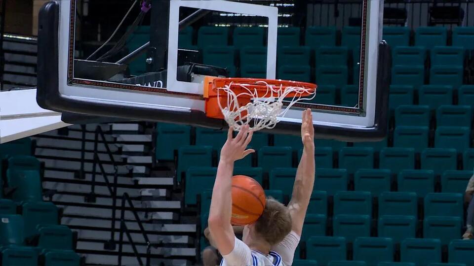 Fedor Žugić throws FULL COURT baseline pass to Josh Dix for slam dunk ...