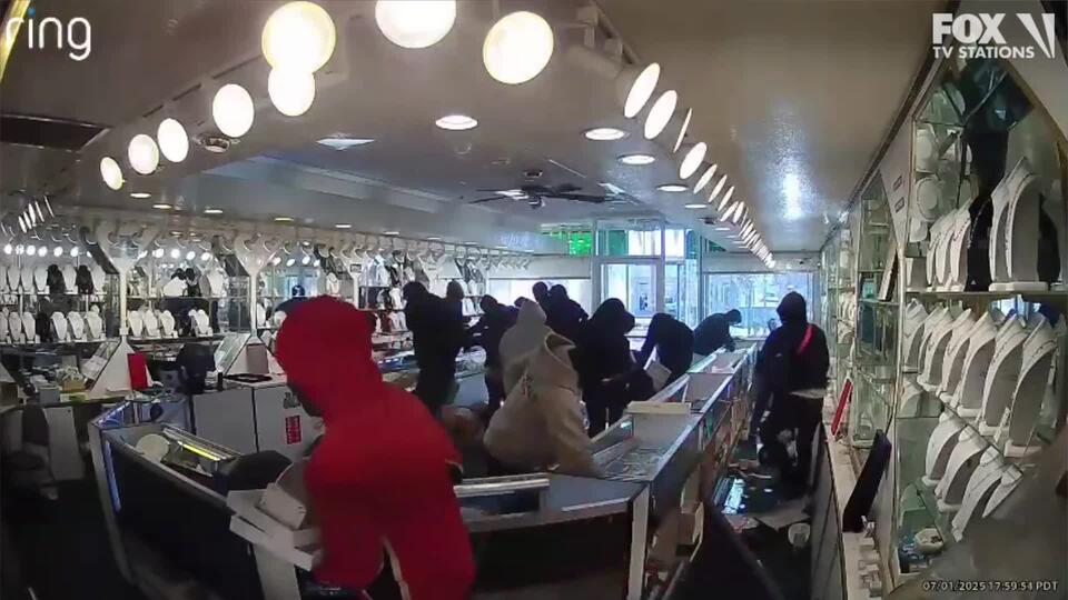 Several thieves storm Artesia jewelry store in bold smash-and-grab ...