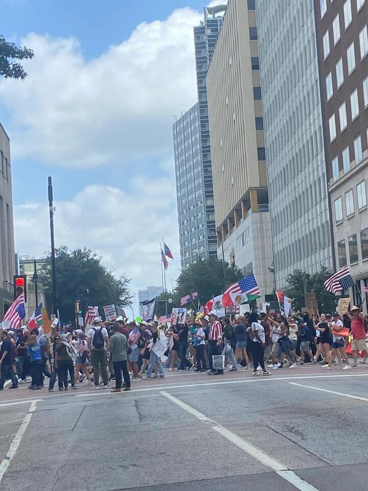 No Kings protests spread across Dallas Fort Worth metroplex - NewsBreak