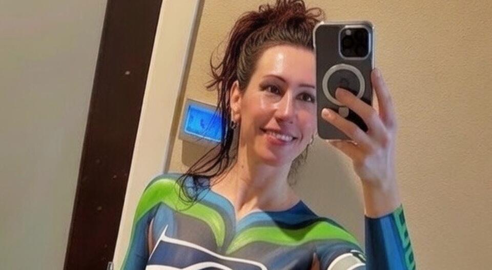 Stunning Seattle Seahawks Fan and Model Flaunts Jaw-Dropping Body Paint ...