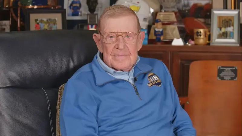 Lou Holtz’s Family Gives Latest Health Update After 89YO Notre Dame ...