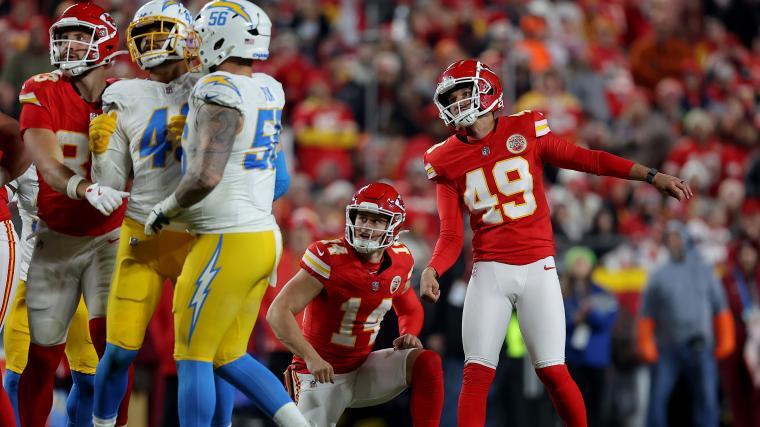 Chargers vs. Chiefs final score, results: Kansas City clinches AFC West ...