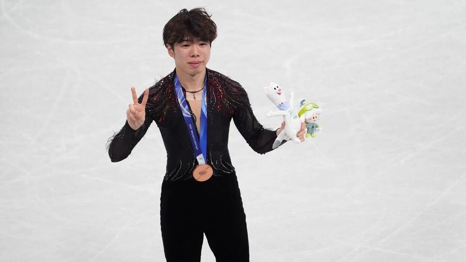 Olympic Medalist Shun Sato’s Coach Steals the Show With Heartwarming ...