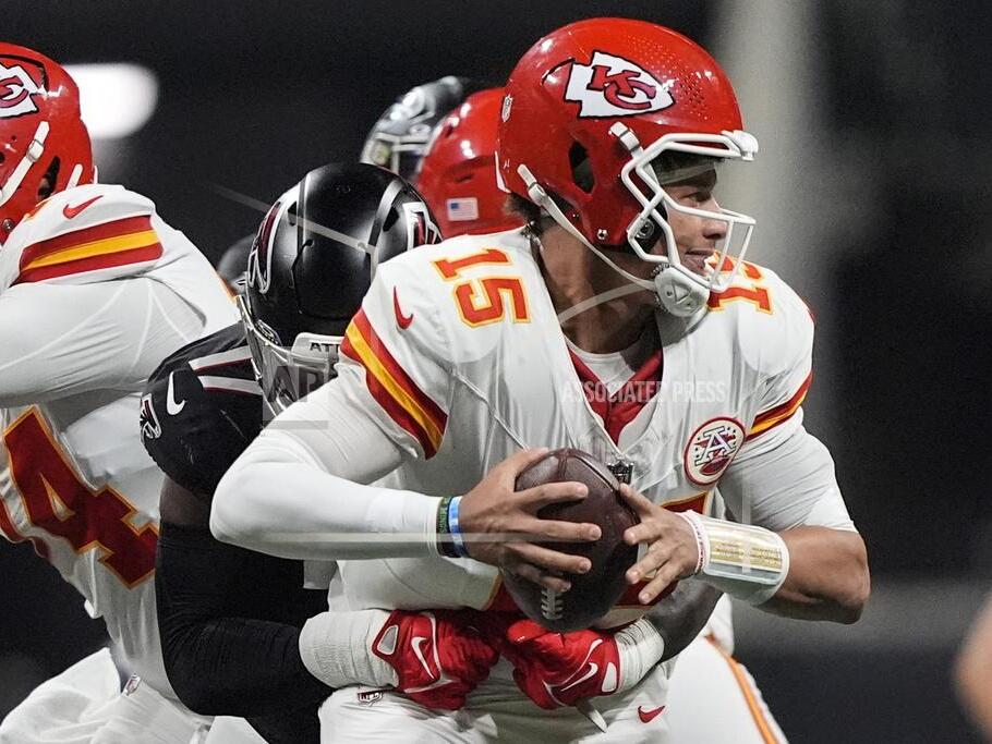 Mahomes throws 2 touchdown passes and the Chiefs' defense preserves a ...