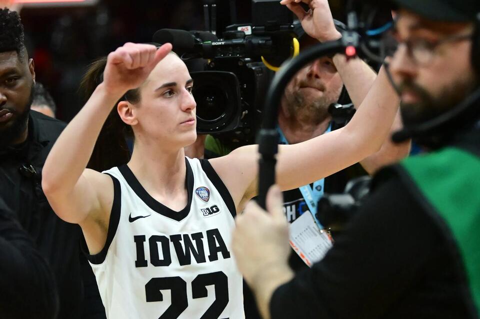Video of Caitlin Clark Scoring 22 Points in 2 Minutes Goes Viral Again ...