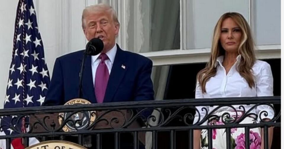 Melania’s Show-Stopping Look Has Donald Trump Blushing on the White ...