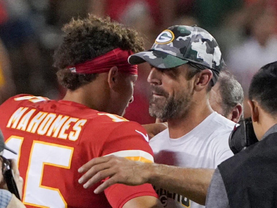 Aaron Rodgers Reacts to Patrick Mahomes' Sideline Outburst