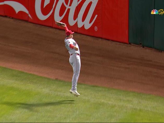 Watch: Angels' Hunter Renfroe makes unreal no-look catch vs. A's