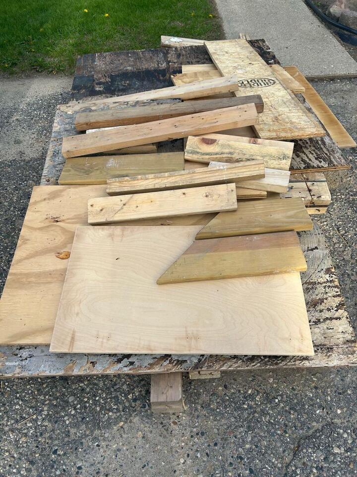 🎁 Freebies Up for Grabs in Clarkston — Wood, Furniture & More - NewsBreak
