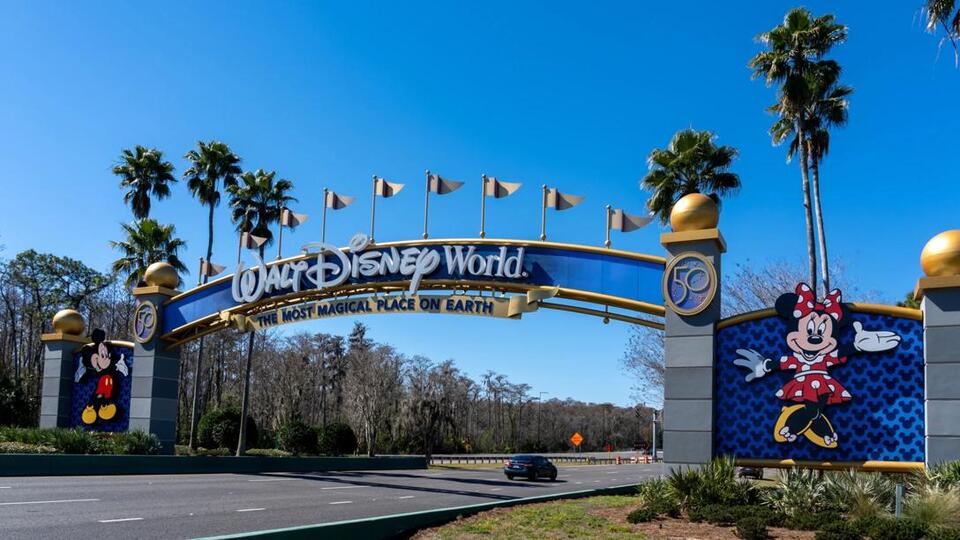 Disney Guest Was Told Her Outfit Was ‘Improper’ & She Was ‘Forced’ to ...