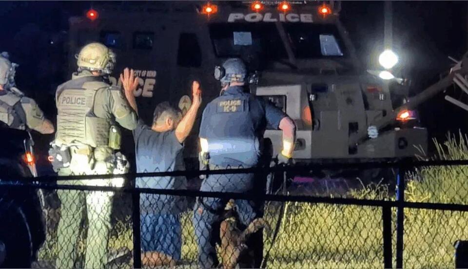 Barricaded Prineville man armed with knife surrenders to Central Oregon ...