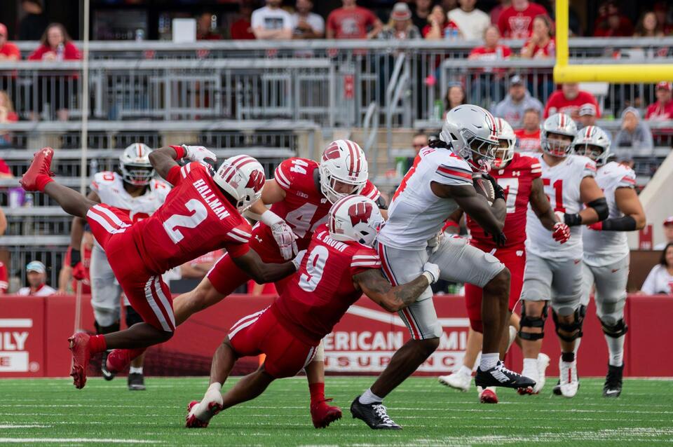 Badgers predicted to win Rose Bowl after Huskies upset and narrow ...
