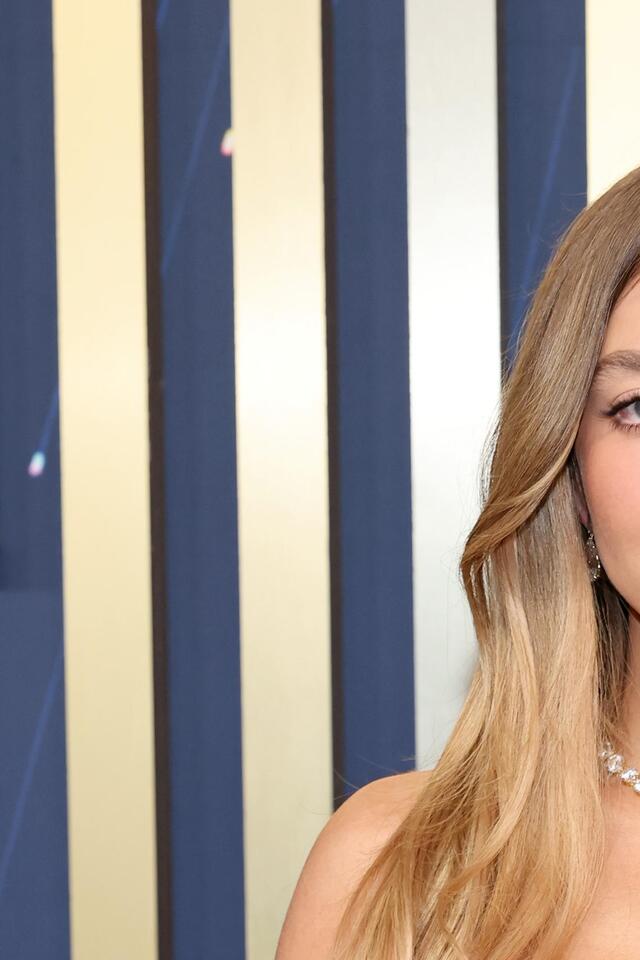 Sydney Sweeney Is a Bombshell in Cleavage-Baring Dress at the 2025 ...