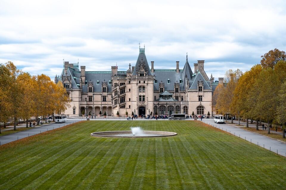Biltmore Estate announces plans to reopen for the holidays after ...