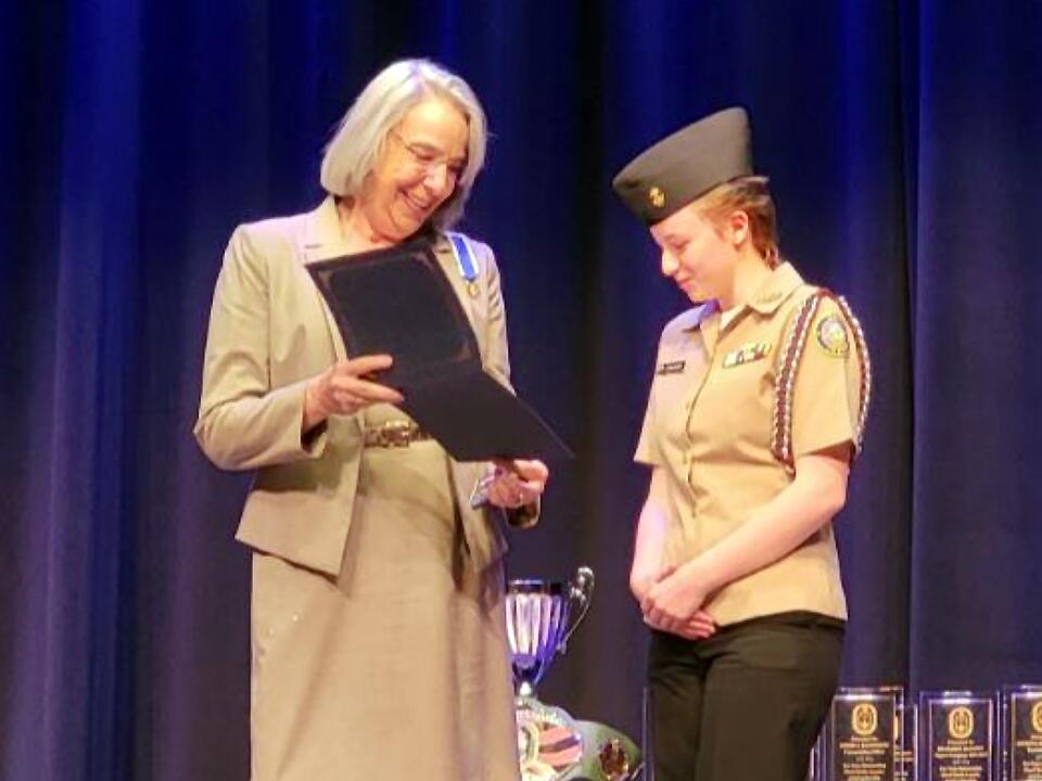 Valle Grande Chapter Regent Linda Carol Alt Presents 2024 JROTC Medal ...