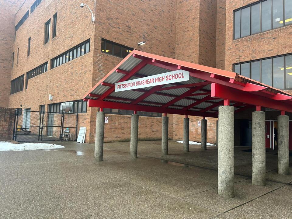 Reports of large fights breaking out at Pittsburgh high school