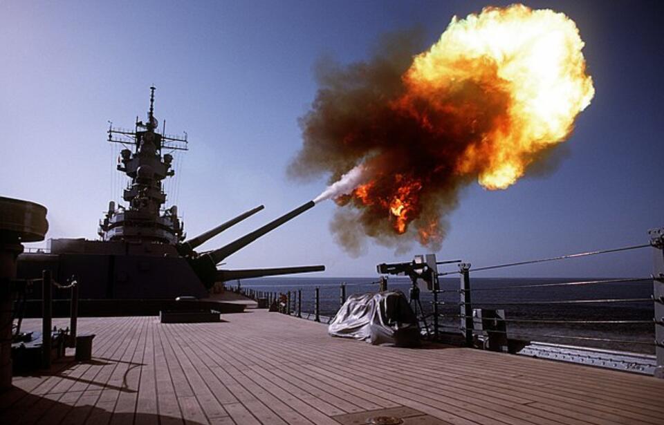 Shots fired! The legendary battleship 'Wisky' lost her temper on North ...