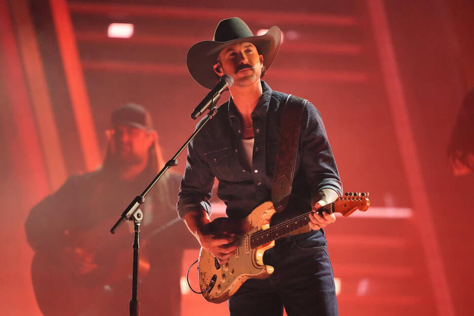 Riley Green Delivers Sexy ‘Worst Way’ Performance at CMA Awards - NewsBreak