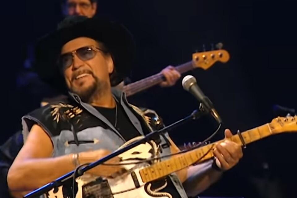 Remember When Waylon Jennings Gave His Final Performance? - NewsBreak
