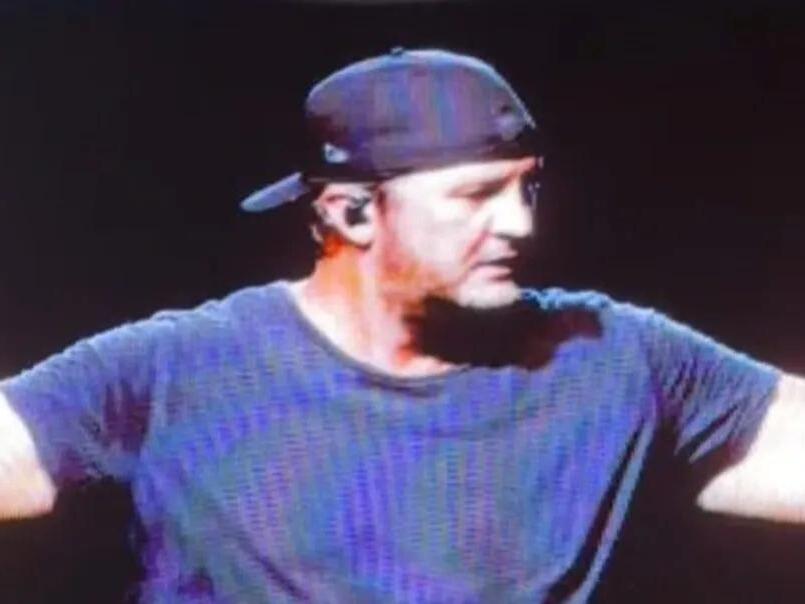 “U.S.A” Chants Erupt After Luke Bryan Addresses Donald Trump ...