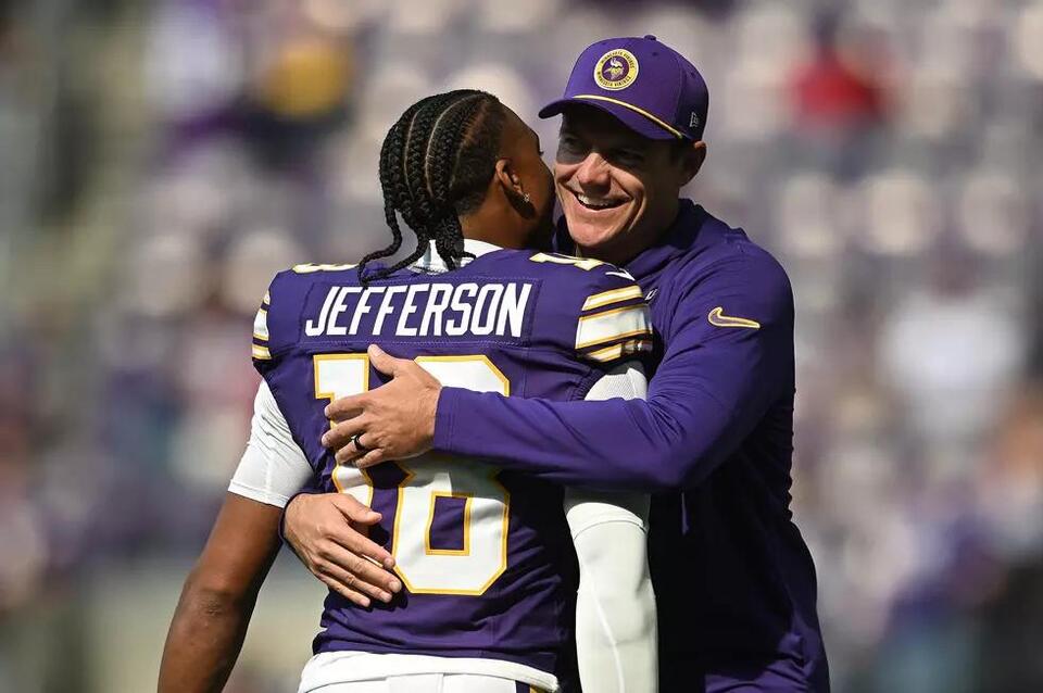 Here’s JJ! Watch This Minnesota Artist Create Phenomenal NFL Artwork ...